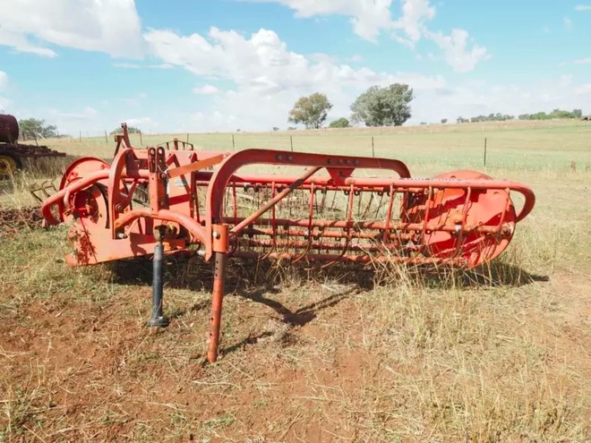 Massey 525 Rollerbar Rake | Farm Tender