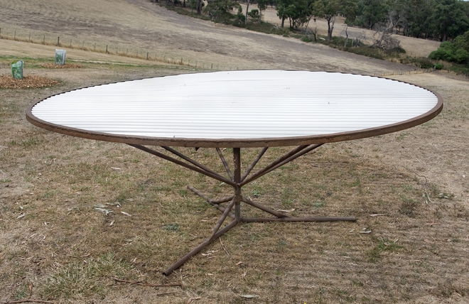 Round wool table | Farm Tender